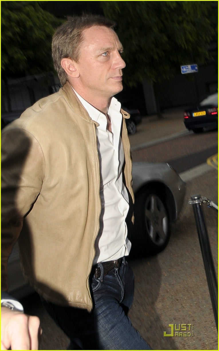 Daniel Craig: It's a Quantum Wrap!: Photo 1221181 | Photos | Just Jared ...