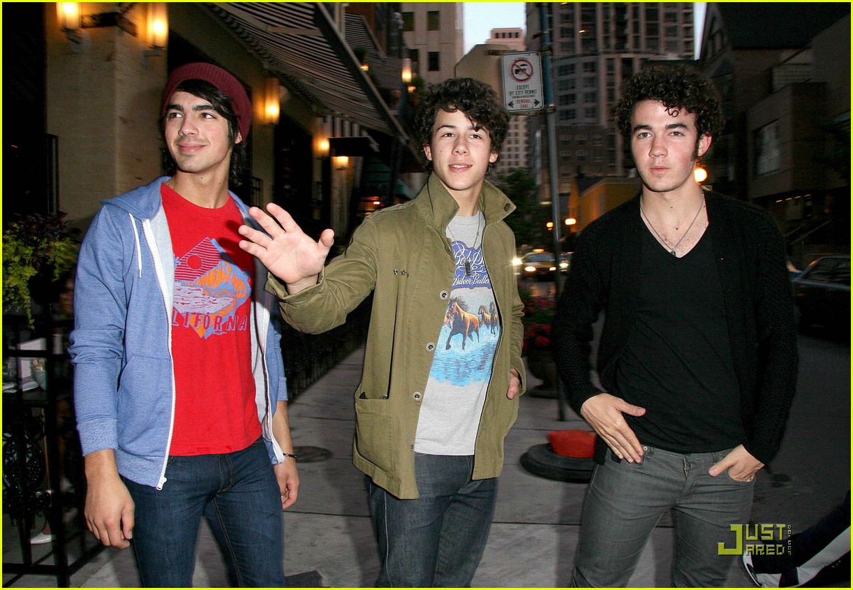 The Jonas Brothers Burn Up Cafe Nervosa: Photo 1239311 | Joe Jonas ...