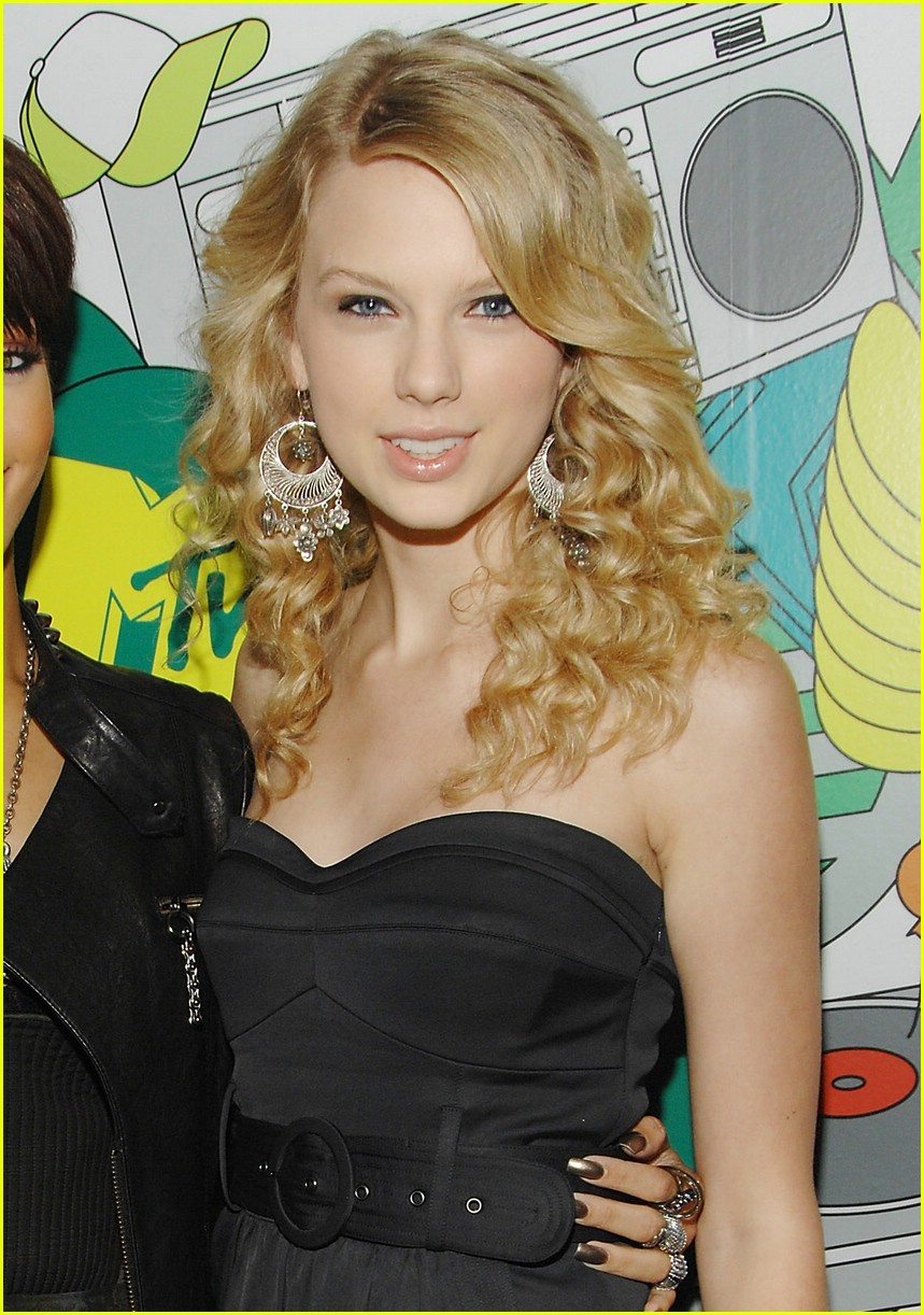 Rihanna Loves Idea Of Lingerie Line: Photo 1208211 | Pictures | Just Jared