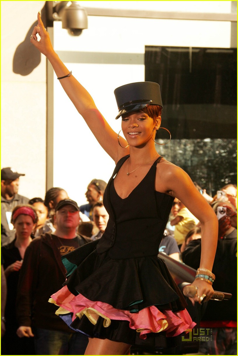 Rihanna Takes a Bow Today (And Probably Will Tomorrow): Photo 1216151 ...