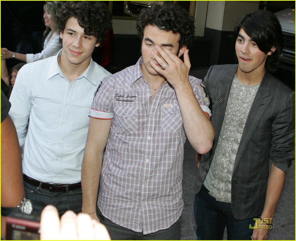 The Jonas Brothers: Left, Right, Left!: Photo 1241241 | Photos | Just ...