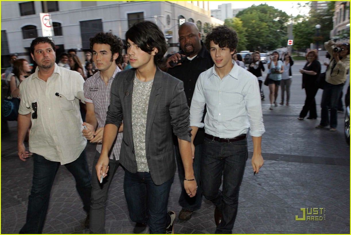 The Jonas Brothers: Left, Right, Left!: Photo 1241261 | Photos | Just ...