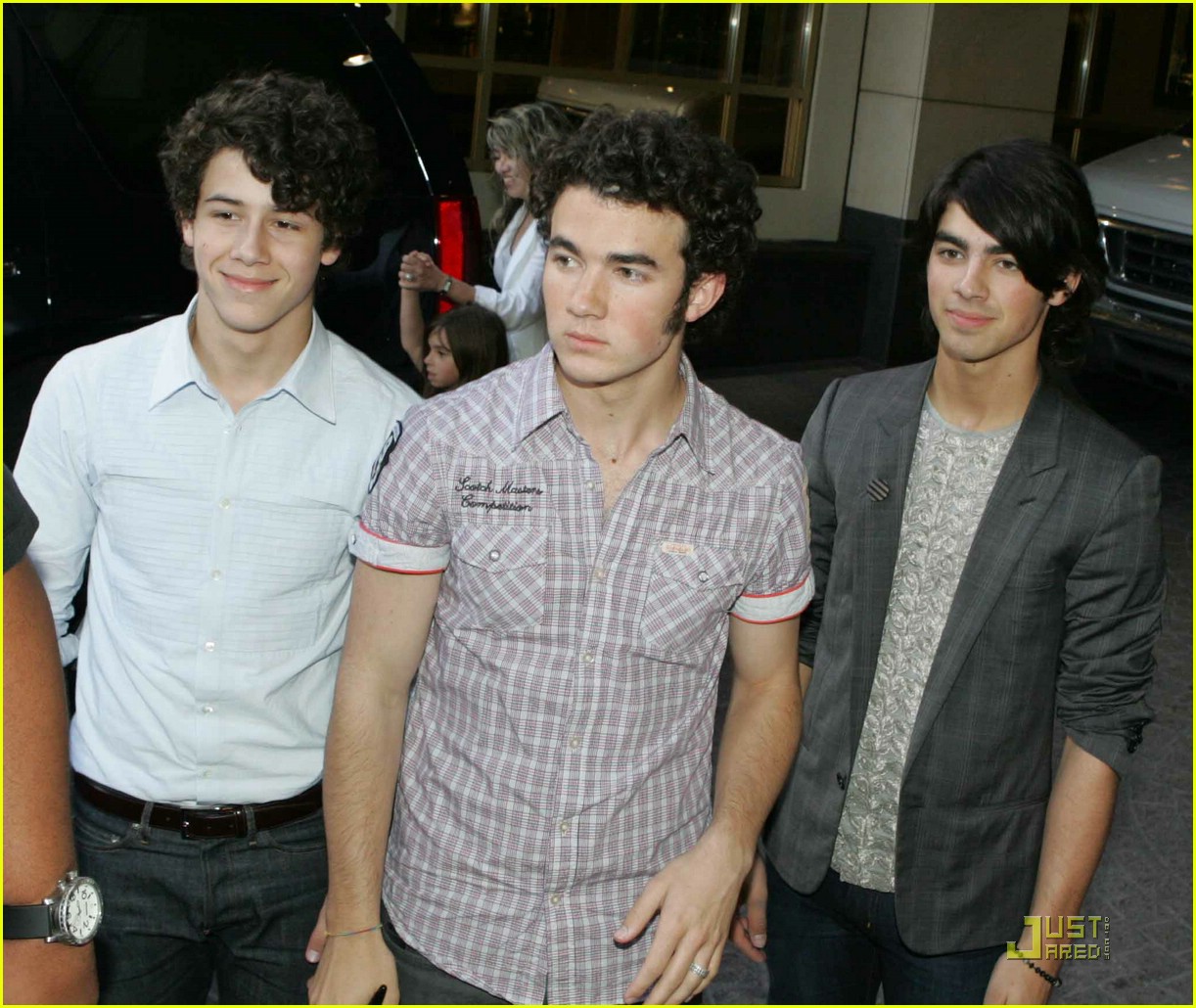 The Jonas Brothers: Left, Right, Left!: Photo 1241271 | Photos | Just ...
