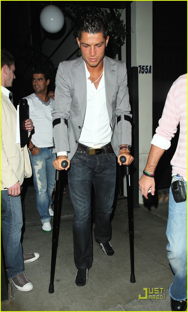 Cristiano Ronaldo Rocks Crutches: Photo 1274631 | Cristiano Ronaldo ...
