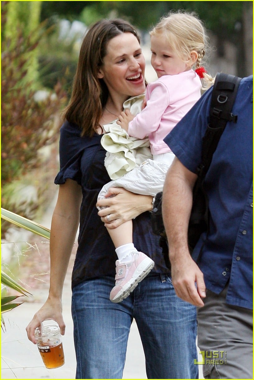 Violet Affleck is an Art Project Princess: Photo 1304171 | Photos ...