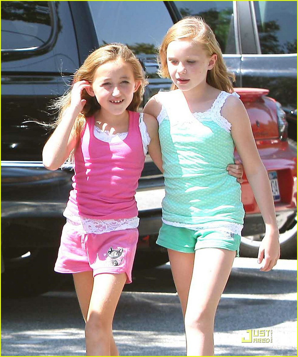 Miley Cyrus is a Guitar Girl: Photo 1347031 | Miley Cyrus, Noah Cyrus ...