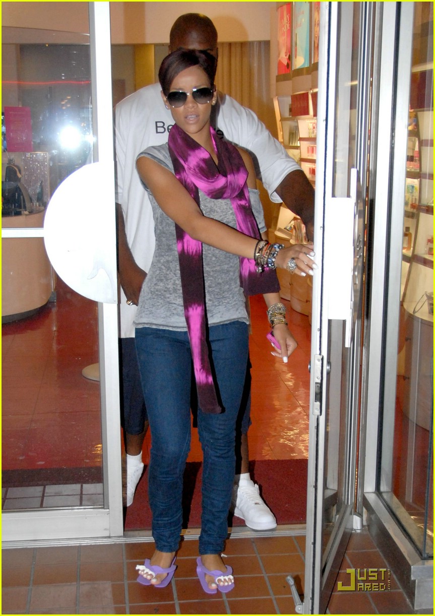 Rihanna is a Pedicure Princess: Photo 1308701 | Pictures | Just Jared