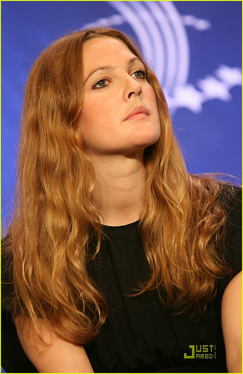 Drew Barrymore Fills The Cup: Photo 1443511 | Pictures | Just Jared