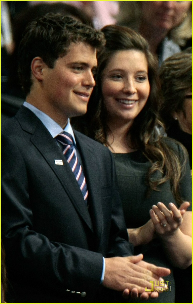 Levi Johnston Has Finger Tattoo Of "Bristol" : Photo 1394281 | Photos ...