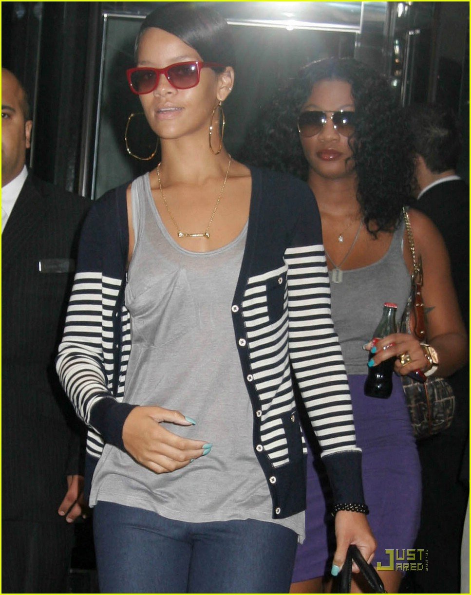 Rihanna Just Stands Up: Photo 1392181 | Photos | Just Jared ...