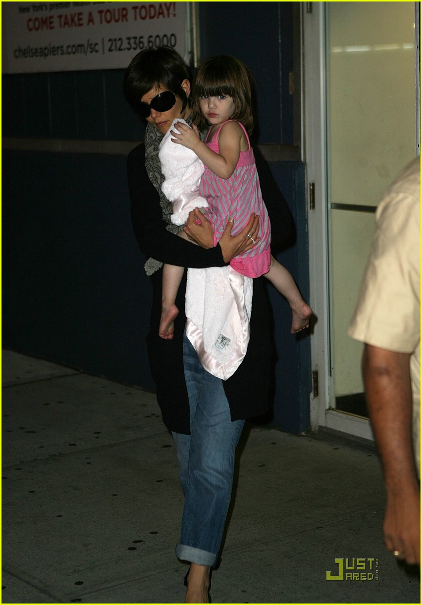 Suri Cruise: Eyes Wide Shut: Photo 1389271 | Photos | Just Jared ...