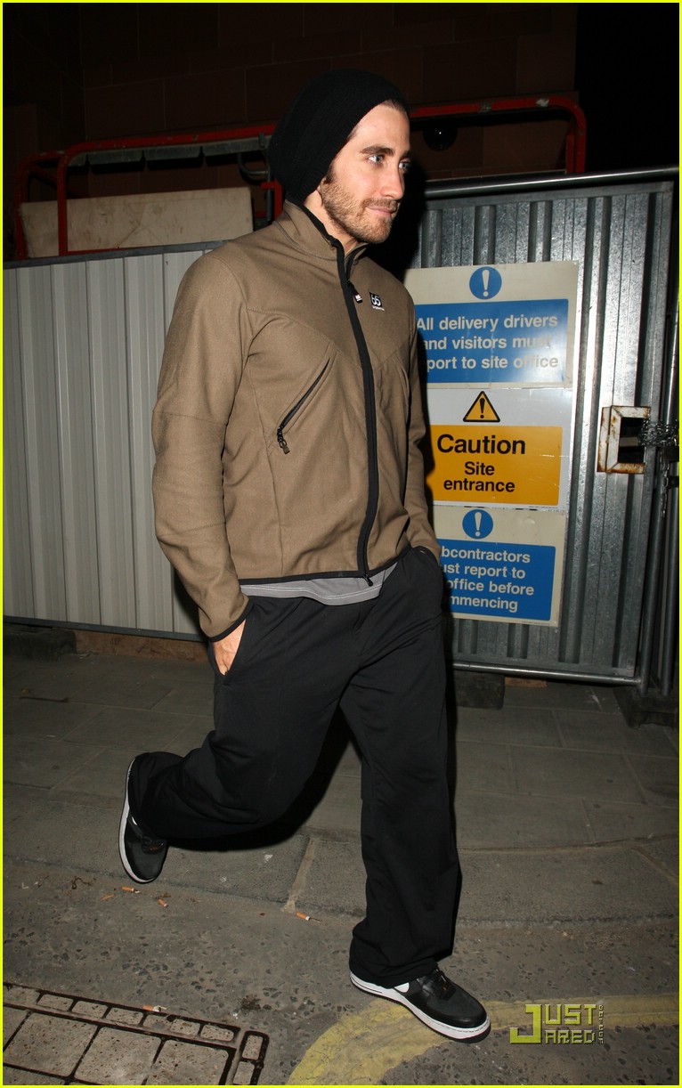 Jake Gyllenhaal is a Back Door Dude: Photo 1458961 | Jake Gyllenhaal ...