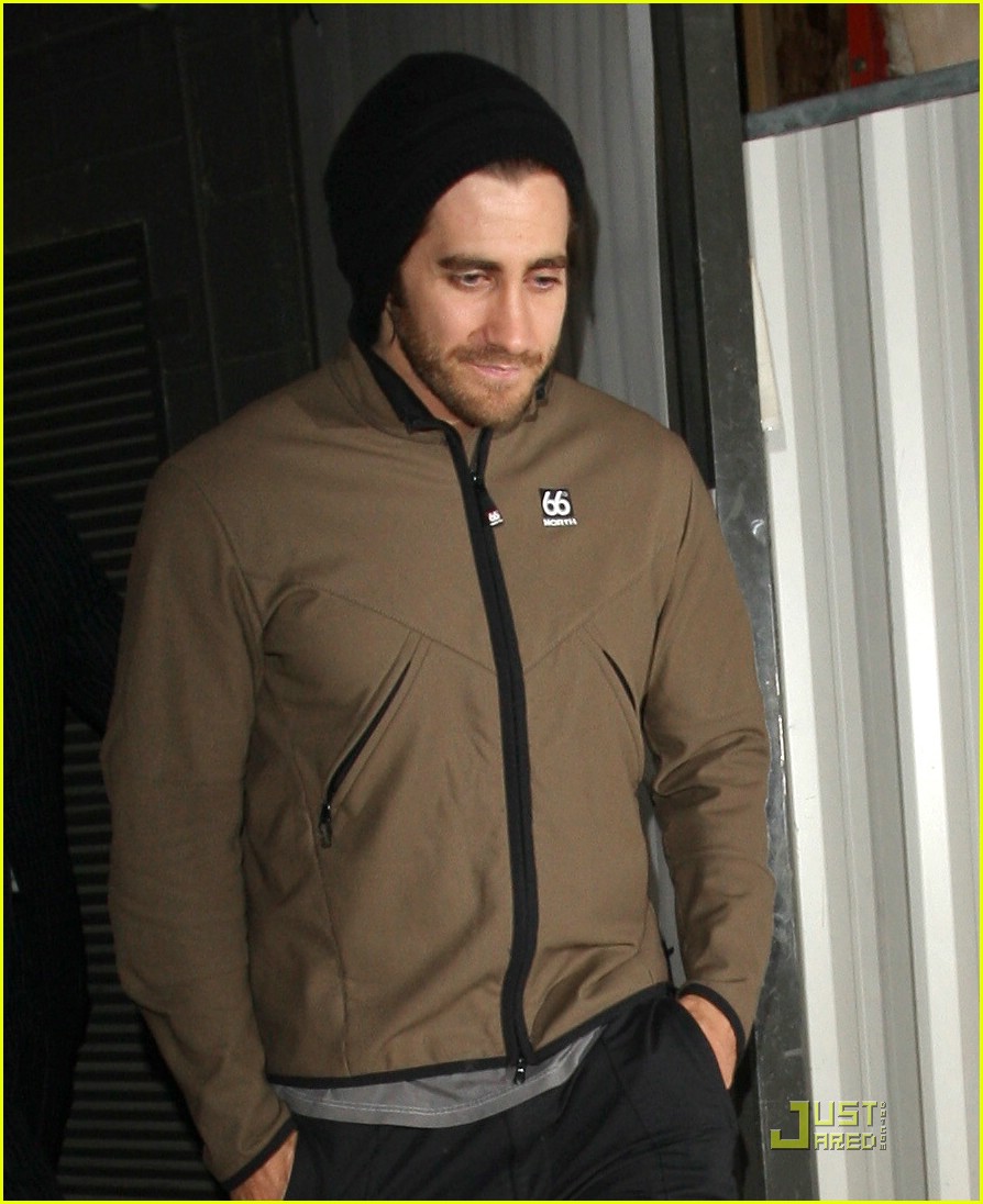 Jake Gyllenhaal is a Back Door Dude: Photo 1458971 | Photos | Just ...