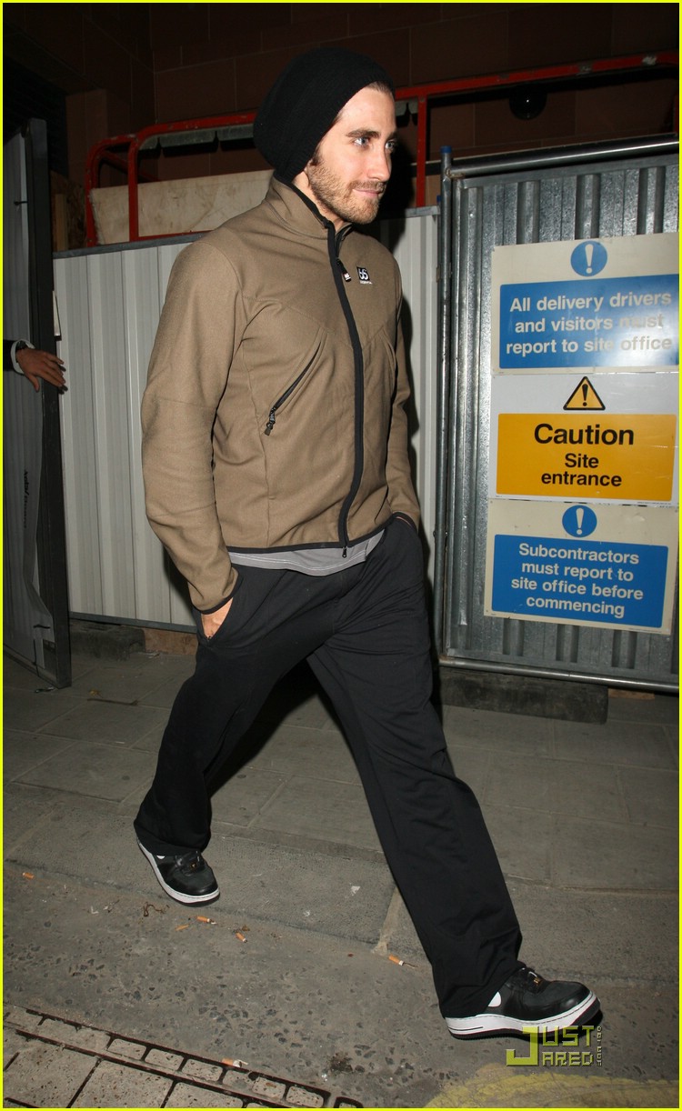 Jake Gyllenhaal is a Back Door Dude: Photo 1458981 | Photos | Just ...