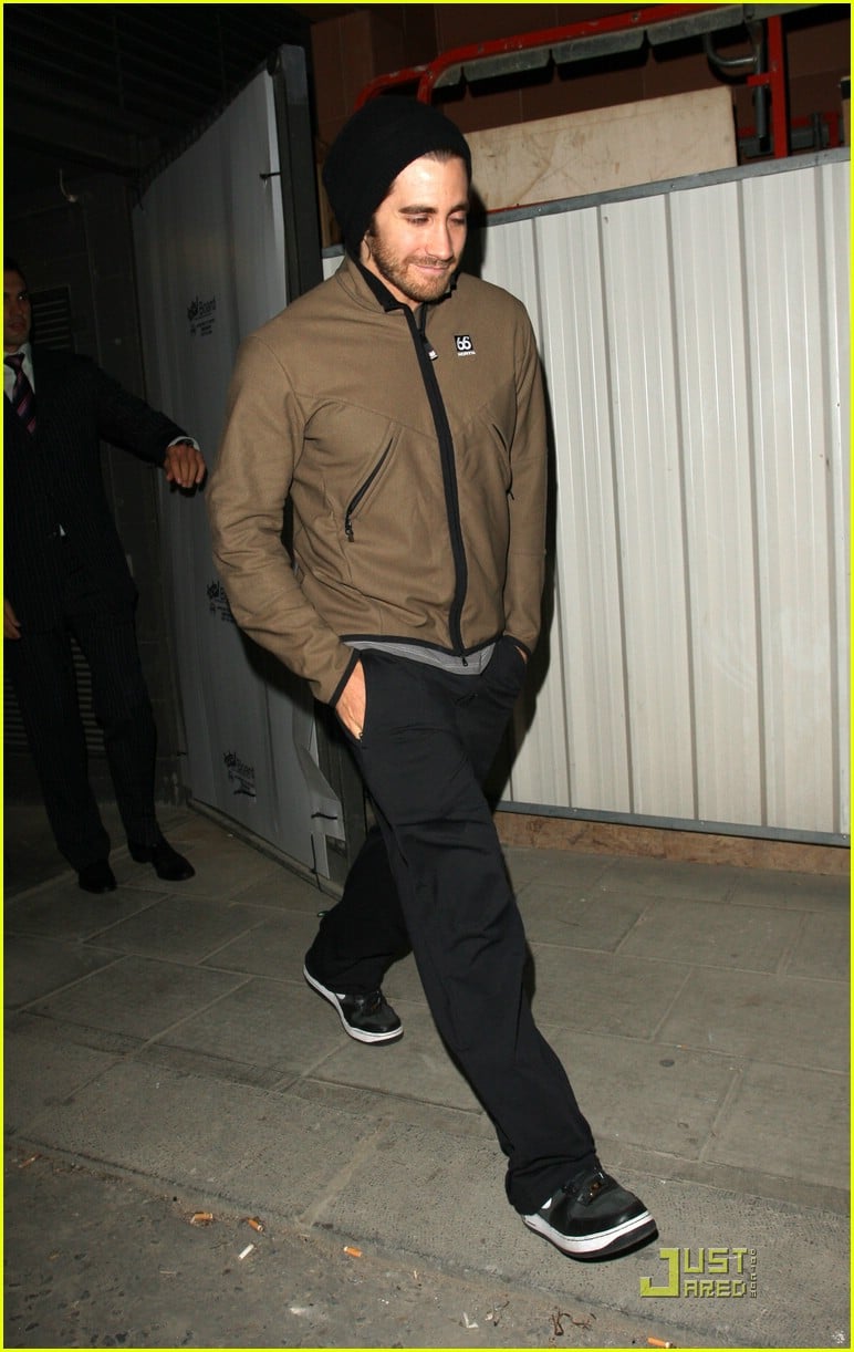 Jake Gyllenhaal is a Back Door Dude: Photo 1459001 | Photos | Just ...