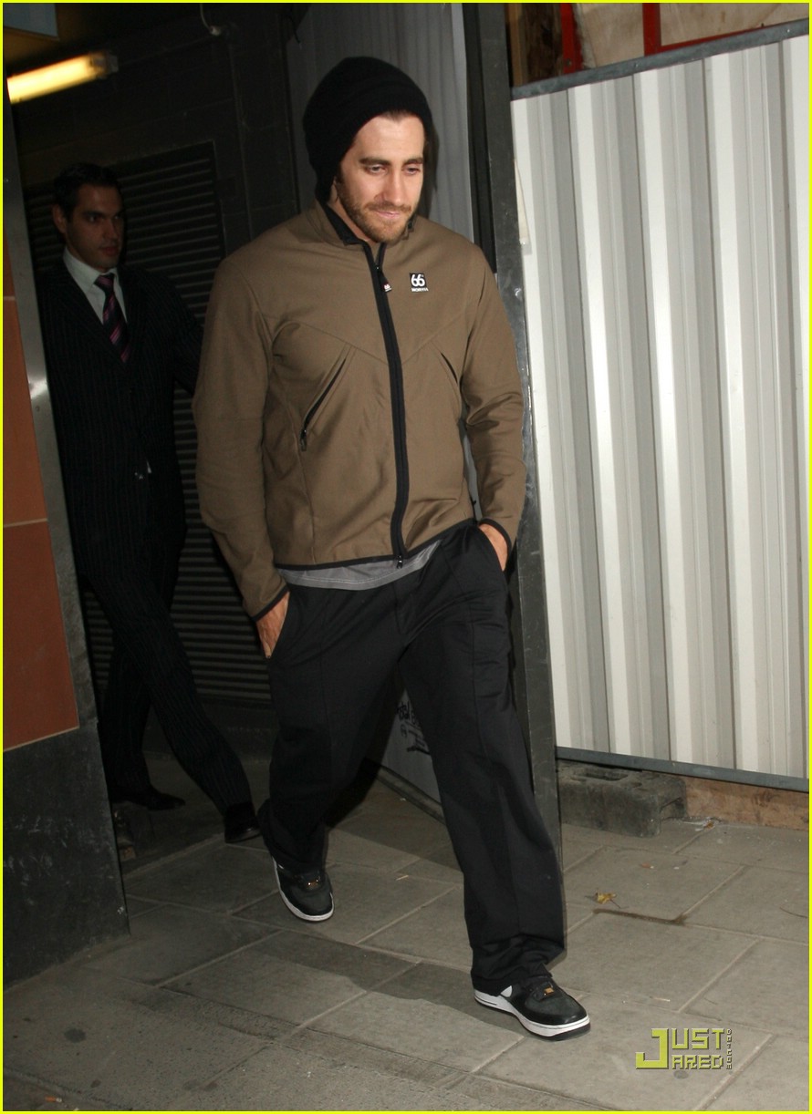 Jake Gyllenhaal is a Back Door Dude: Photo 1459031 | Photos | Just ...