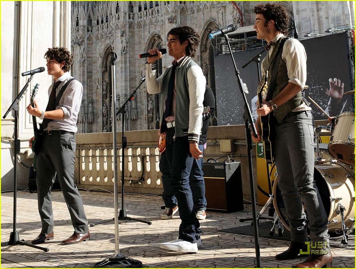 Joe Jonas Belts It Out: Photo 1461991 | Joe Jonas, Jonas Brothers, Kevin Jonas, Nick Jonas ...