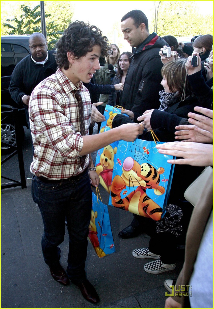 Jonas Brothers: Posh Has The Perfect Body: Photo 1471101 | Joe Jonas ...