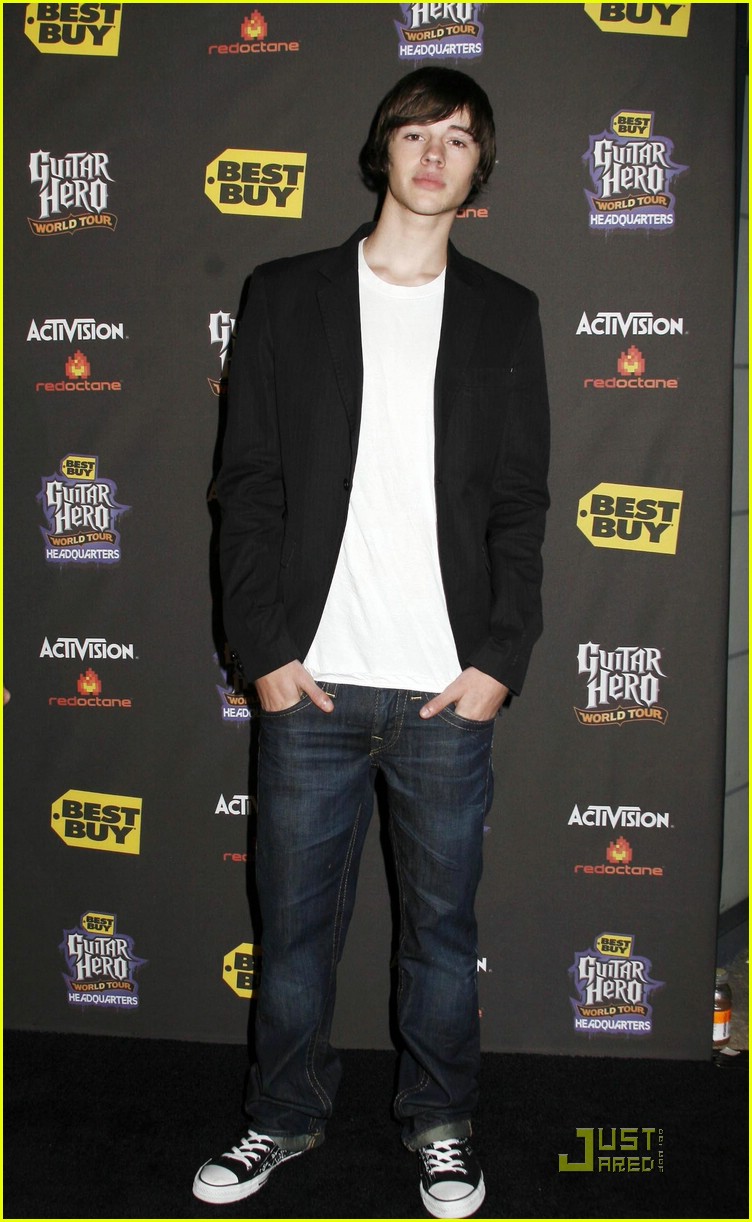 Victoria Justice is a Spectacular Guitar Hero: Photo 1505571 | Avan ...