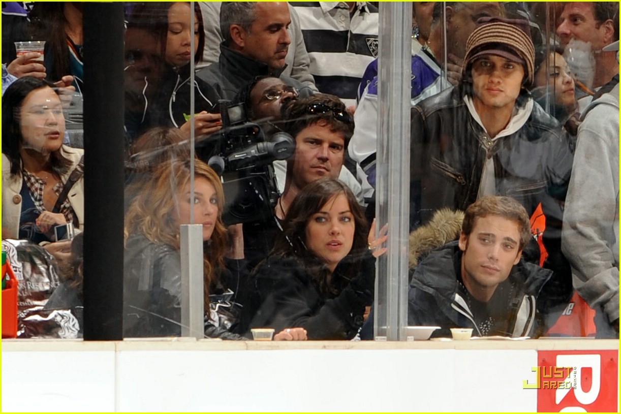Dustin Milligan & Jessica Stroup's Hockey Love: Photo 1478991 | 90210 ...