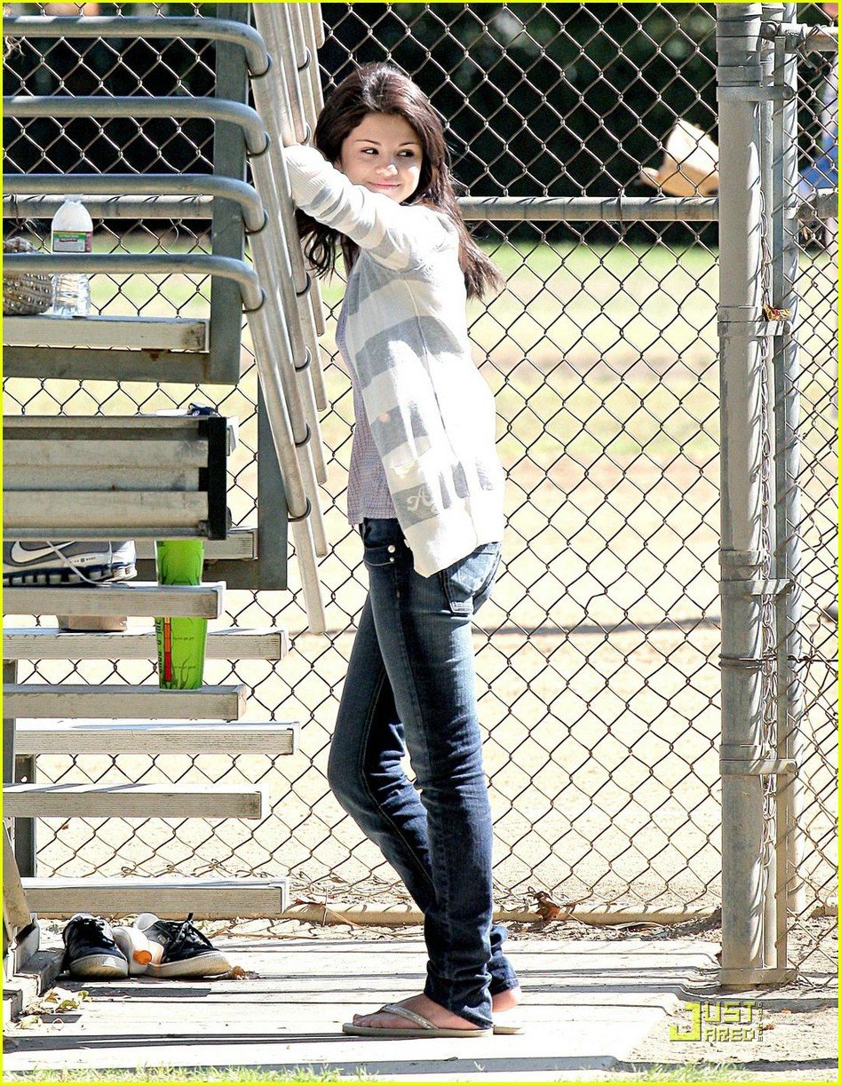 Selena Gomez Bumps Baseball: Photo 1475051 | Selena Gomez Photos | Just ...