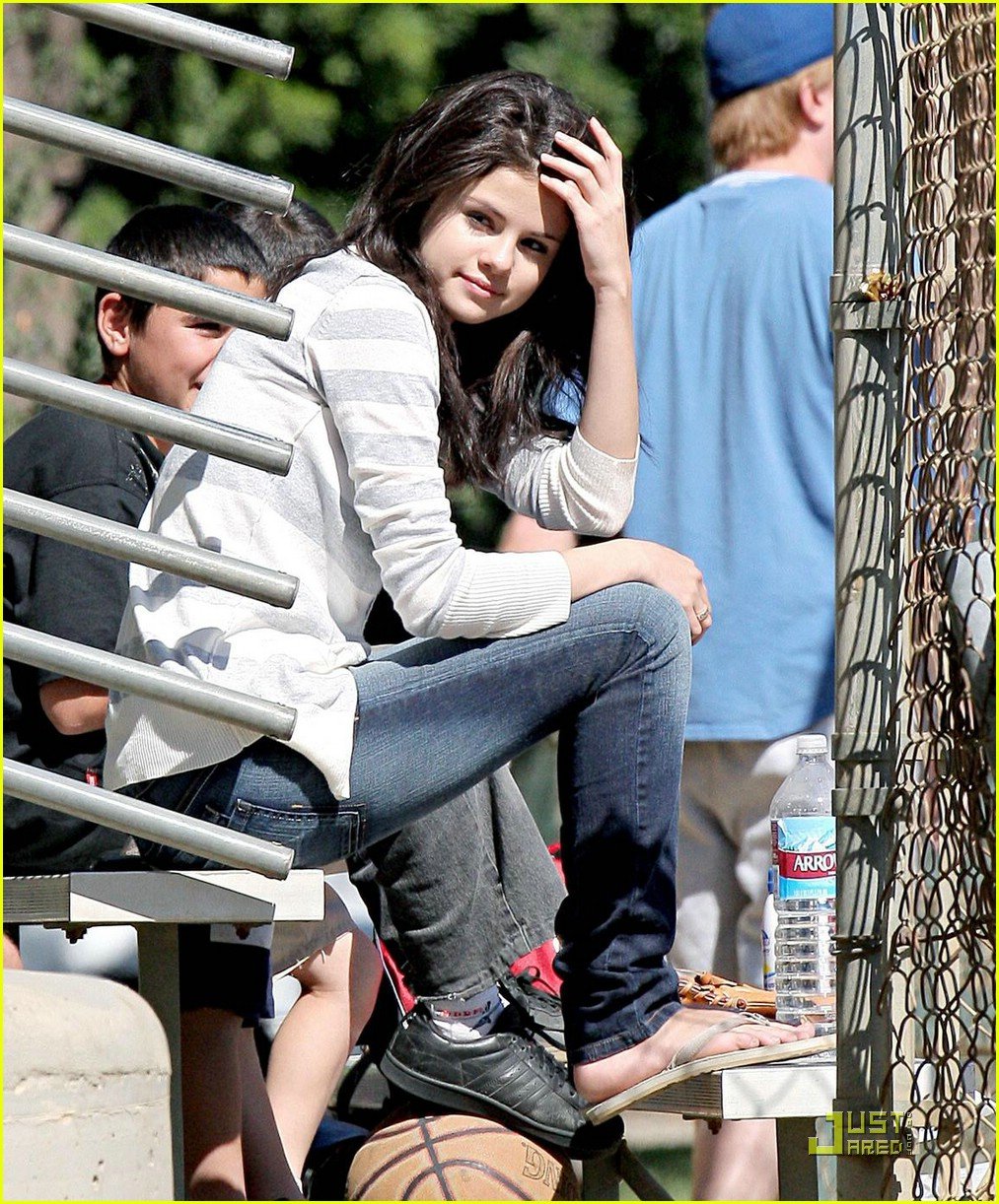 Selena Gomez Bumps Baseball: Photo 1475061 | Selena Gomez Photos | Just ...
