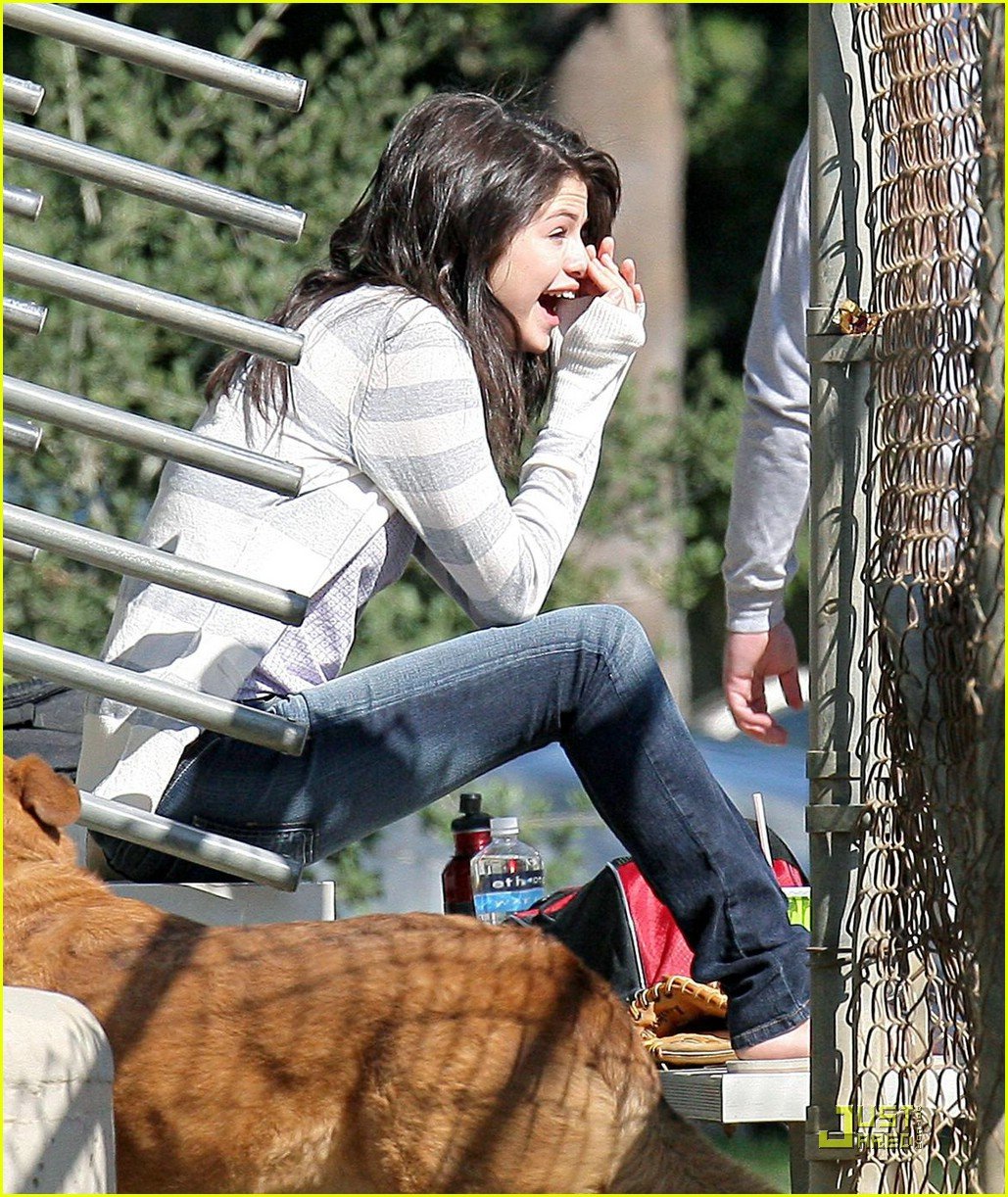 Selena Gomez Bumps Baseball: Photo 1475091 | Selena Gomez Photos | Just ...