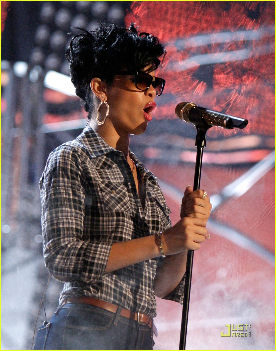Rihanna Runs Through AMA Rehearsals: Photo 1556001 | AMAs 2008, Rihanna ...