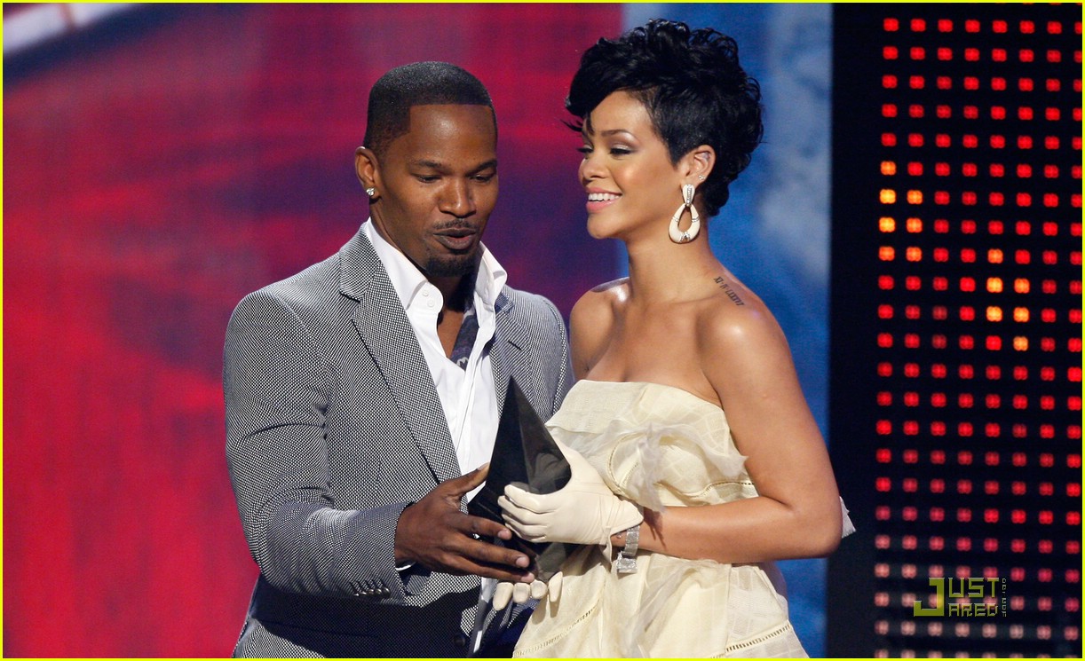 Rihanna Racks Up AMA Hardware: Photo 1561581 | American Music Awards ...