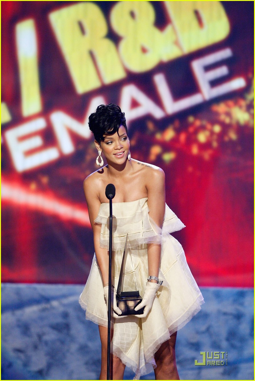 Rihanna Racks Up AMA Hardware: Photo 1561591 | American Music Awards ...