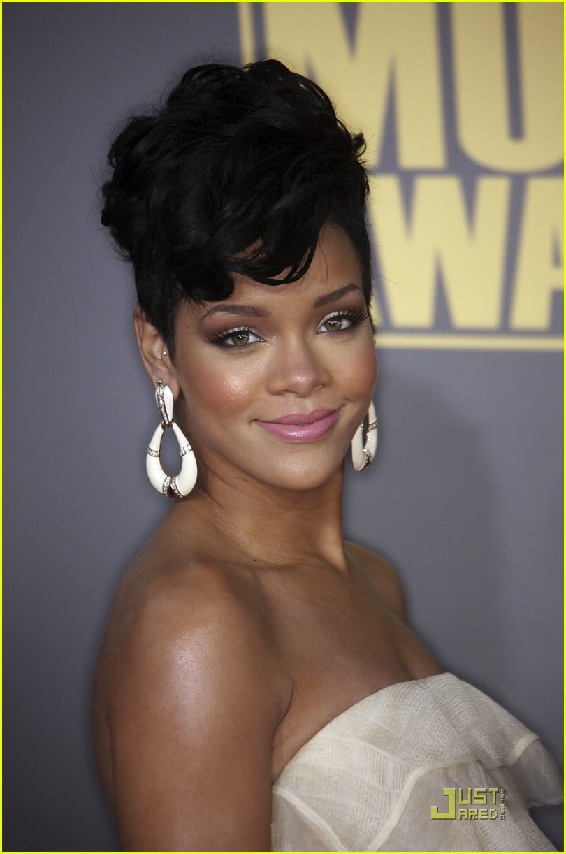 Rihanna Racks Up AMA Hardware: Photo 1561641 | American Music Awards ...