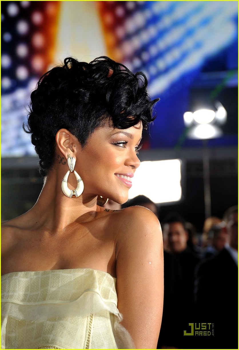 Rihanna Racks Up AMA Hardware: Photo 1561671 | American Music Awards ...