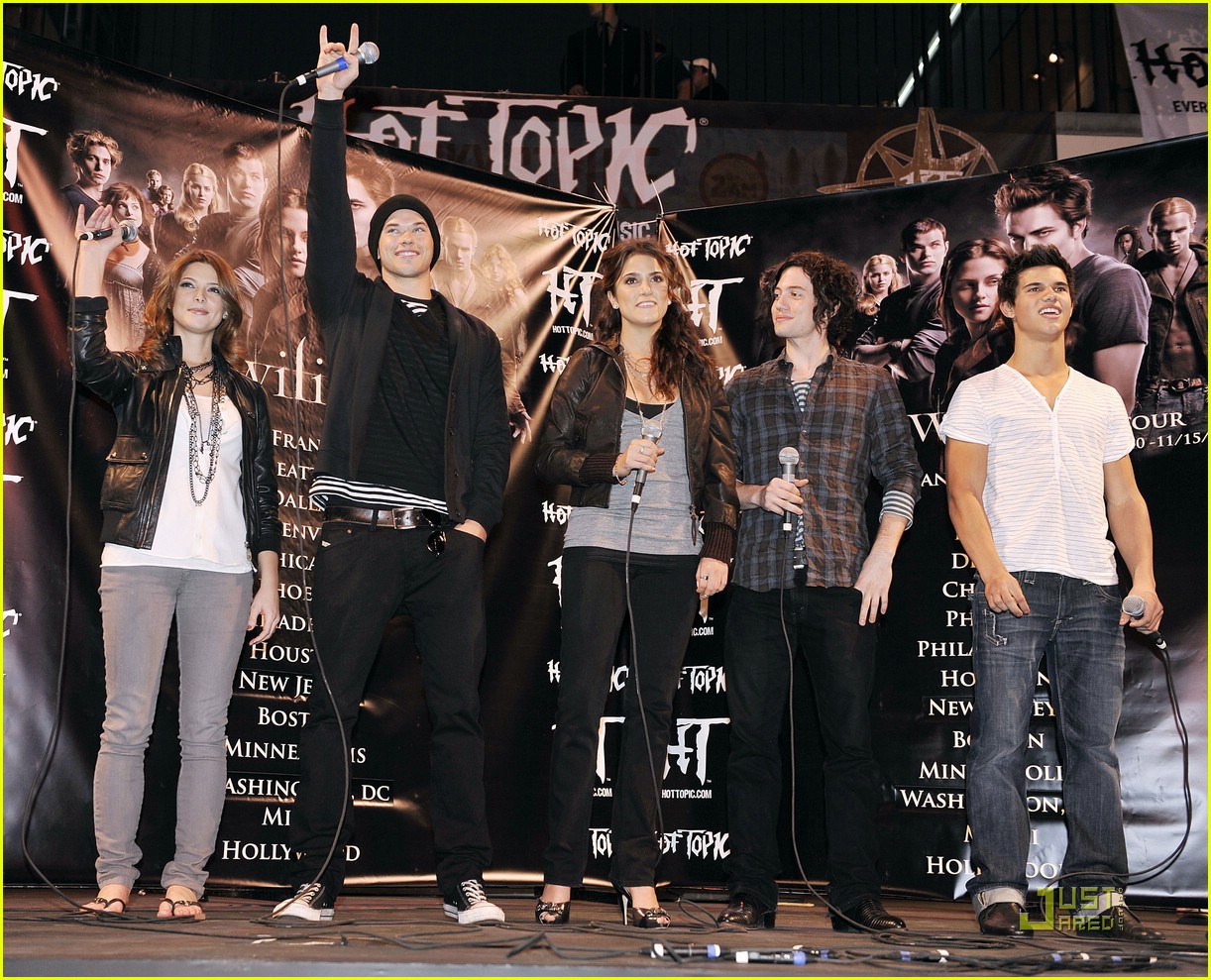 Twilight Cast Rocks Paramore's "Lost Show": Photo 1553231 | Ashley ...