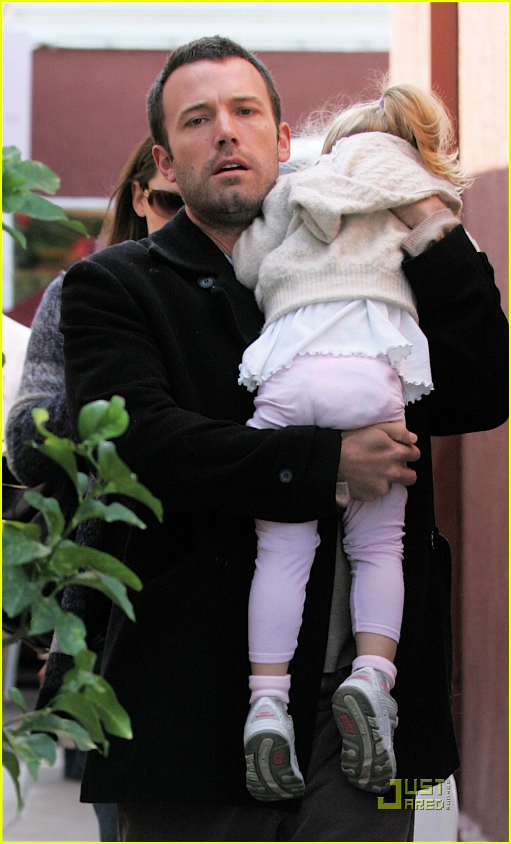Violet and Ben Affleck Have Daddy-Daughter Day: Photo 1610071 | Ben ...