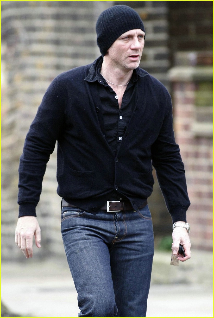 Daniel Craig is a Beanie Bond: Photo 1594221 | Daniel Craig Pictures ...