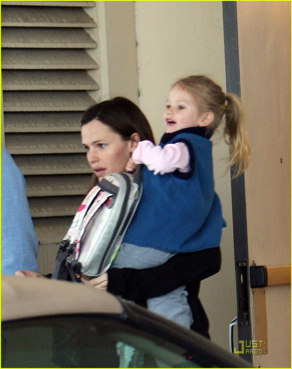 Violet Affleck Carries Her Backpack Best: Photo 1582321 | Ben Affleck ...