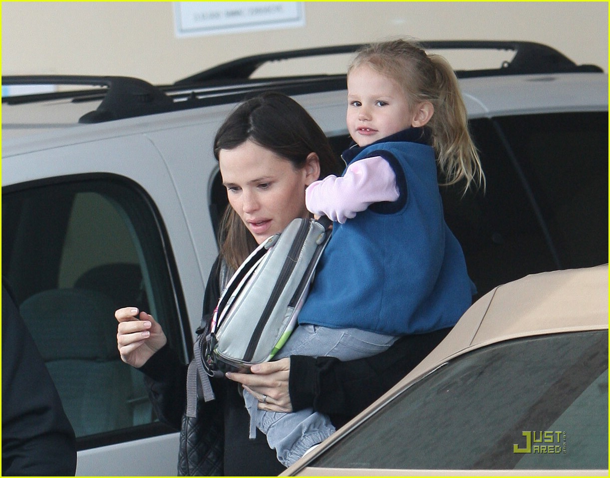 Violet Affleck Carries Her Backpack Best: Photo 1582341 | Ben Affleck ...