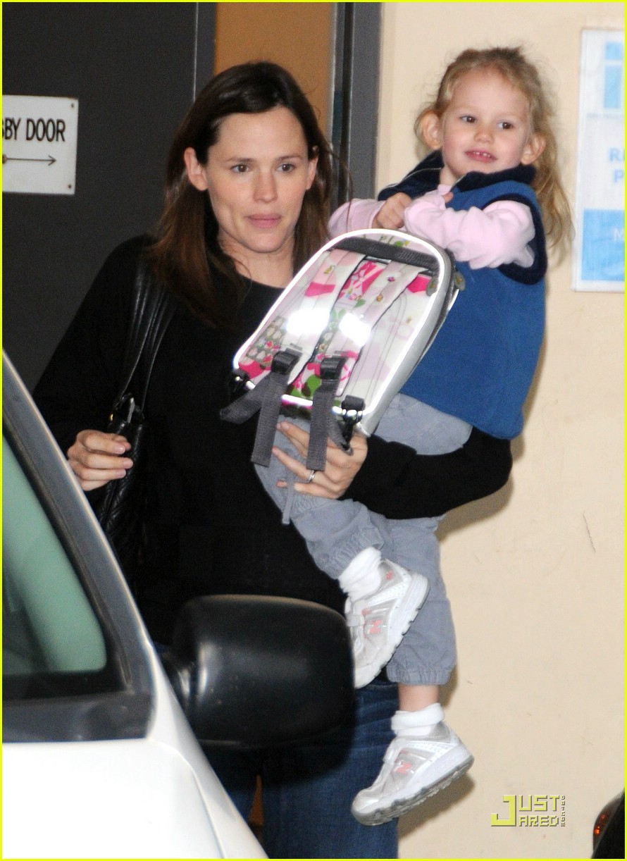 Violet Affleck Carries Her Backpack Best: Photo 1582391 | Pictures ...