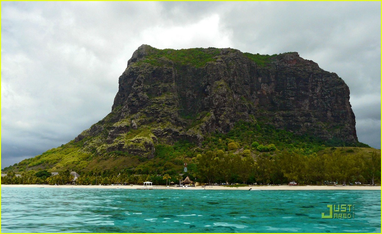 Prince Harry is a Shirtless Hot Potato: Photo 1621451 | Bikini, Chelsy ...