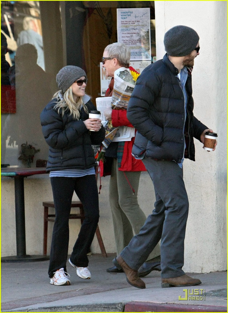 Reese Witherspoon & Jake Gyllenhaal Pack A Picnic: Photo 1620891 | Jake ...