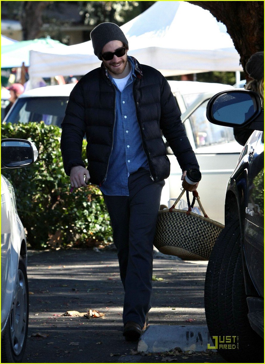 Reese Witherspoon & Jake Gyllenhaal Pack A Picnic: Photo 1620931 | Jake ...