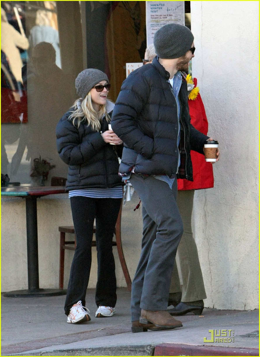 Reese Witherspoon & Jake Gyllenhaal Pack A Picnic: Photo 1620981 | Jake ...