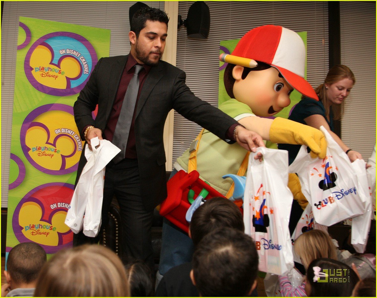 Wilmer Valderrama: Handy Manny Storytime!: Photo 1589531 | Wilmer ...