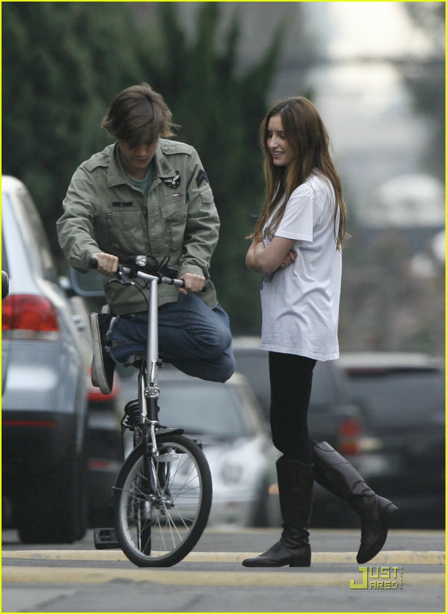 Emile Hirsch Gives Girlfriend Bike Riding Lesons: Photo 1672631 ...