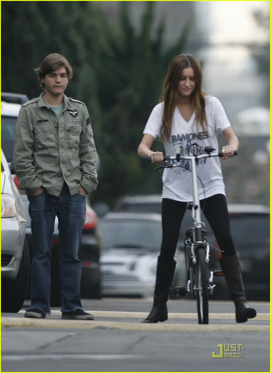 Emile Hirsch Gives Girlfriend Bike Riding Lesons: Photo 1672651 ...