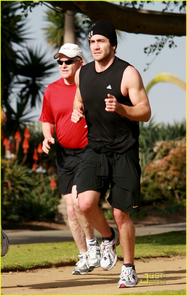 Photo: jake gyllenhaal running 05 | Photo 1638061 | Just Jared