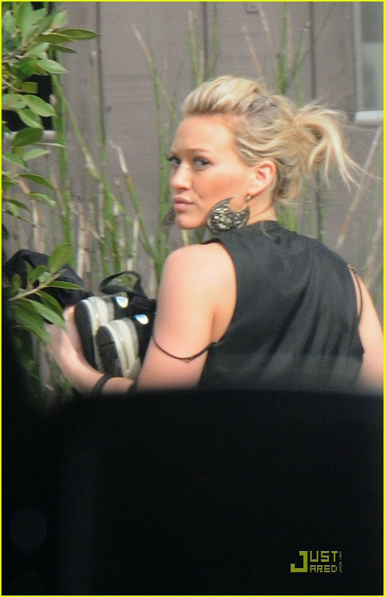 Hilary Duff Is Busy As A Bee: Photo 1752021 | Hilary Duff Photos | Just ...