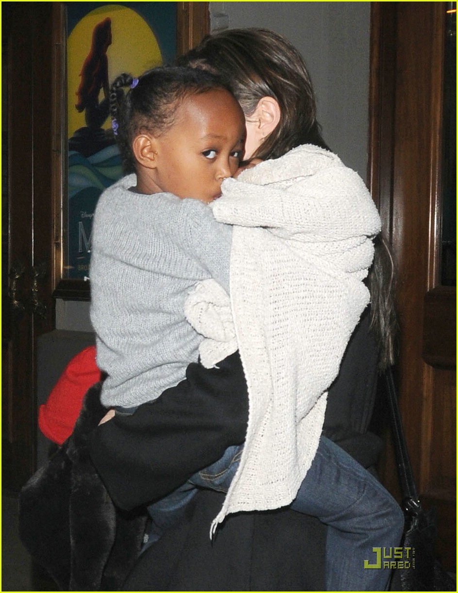 Brad Pitt & Angelina Jolie: Little Mermaid!: Photo 1753741 | Angelina ...