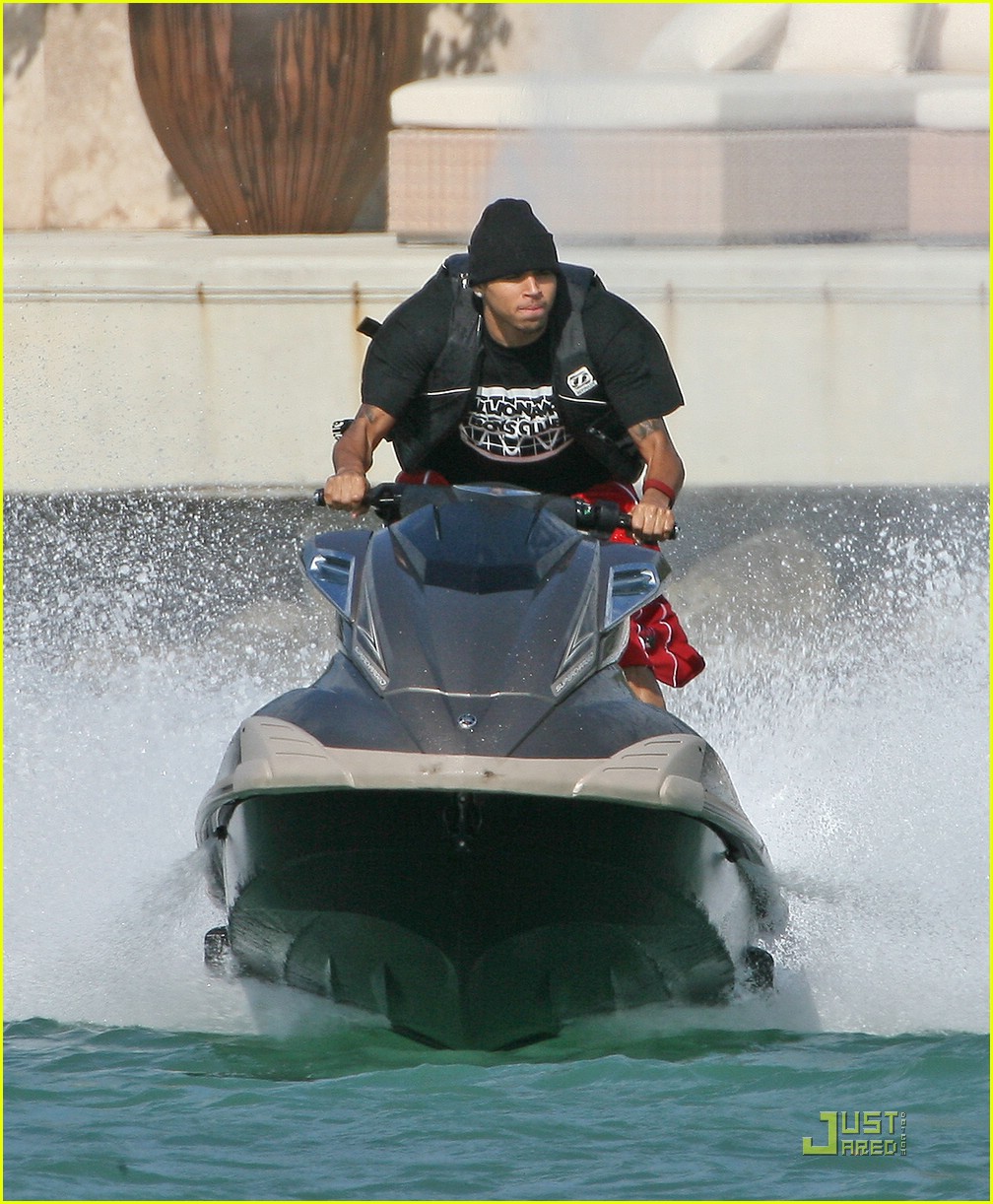 Chris Brown Has Fun in the Sun: Photo 1759621 | Chris Brown Photos ...