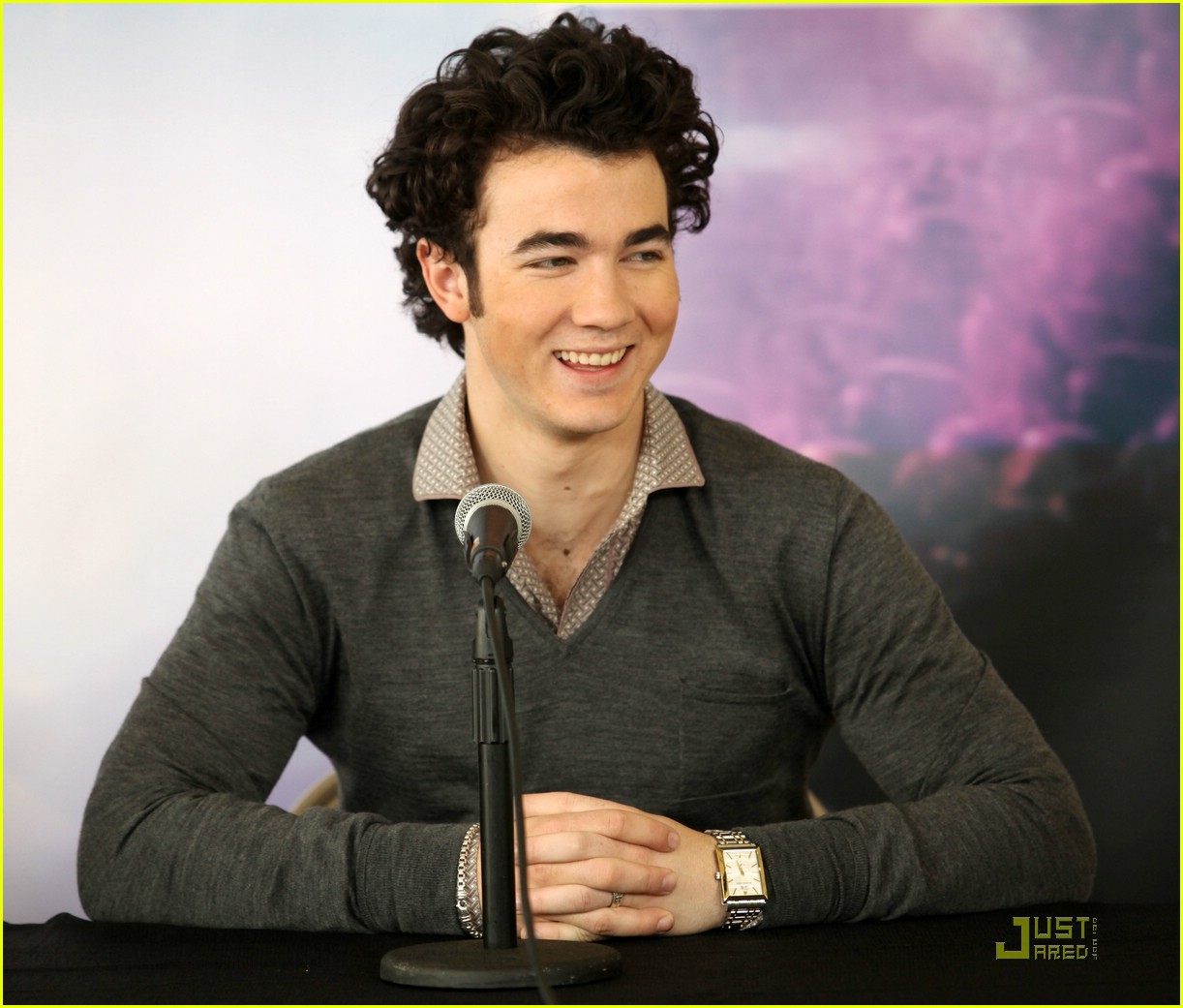 JJ Flies With The Jonas Brothers: Photo 1760161 | Joe Jonas, Jonas ...